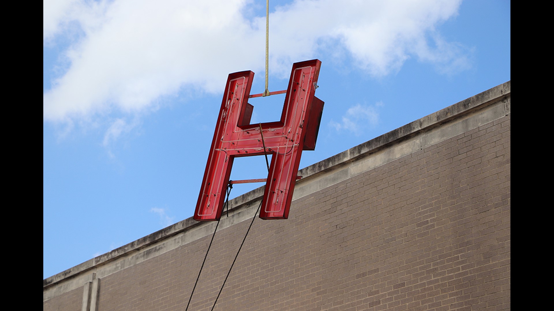 Iconic KHOU letters removed from Allen Parkway tower | khou.com