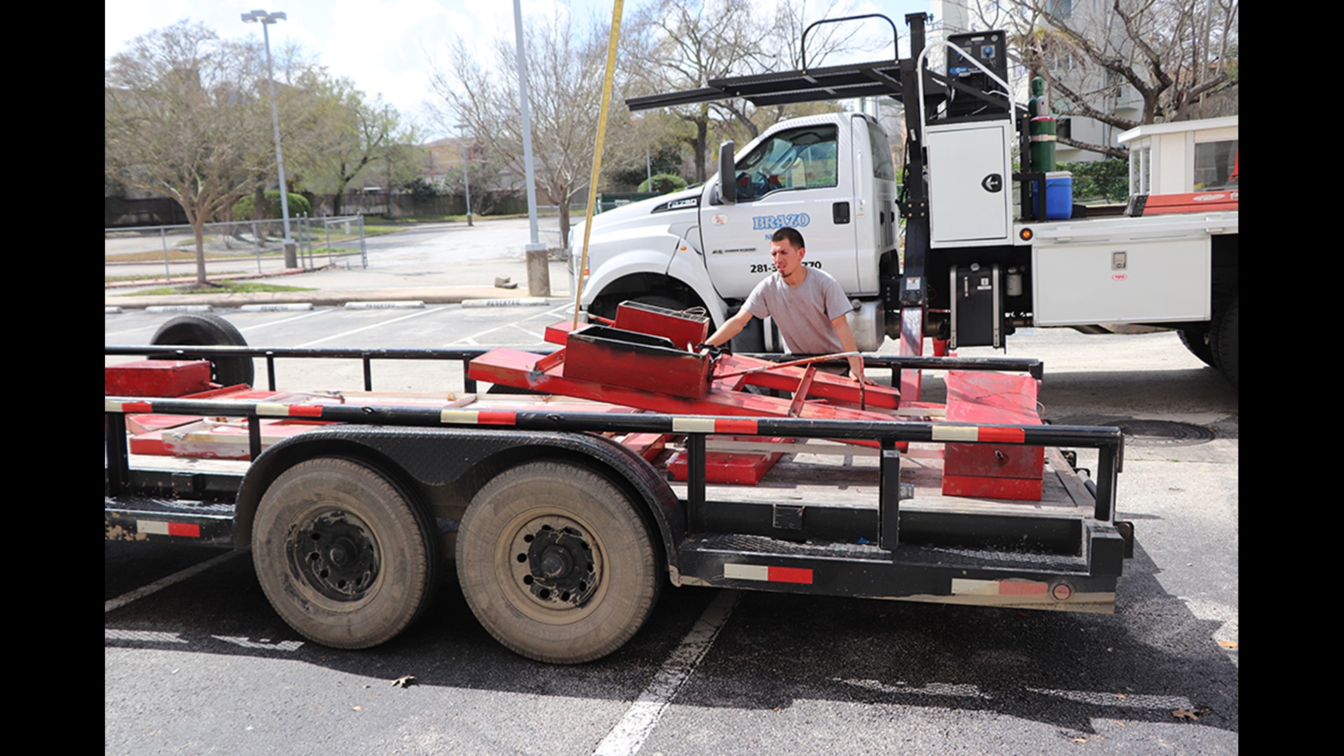 Iconic KHOU letters removed from Allen Parkway tower | khou.com