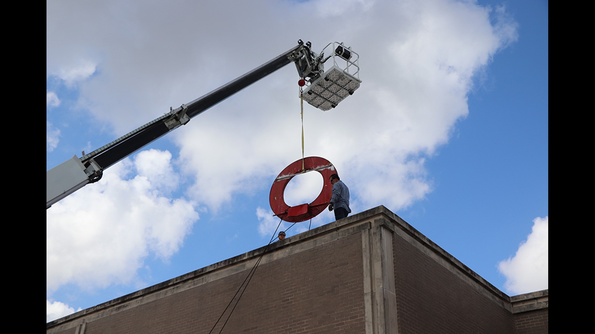 PHOTOS: Iconic KHOU letters removed from Allen Parkway tower | khou.com