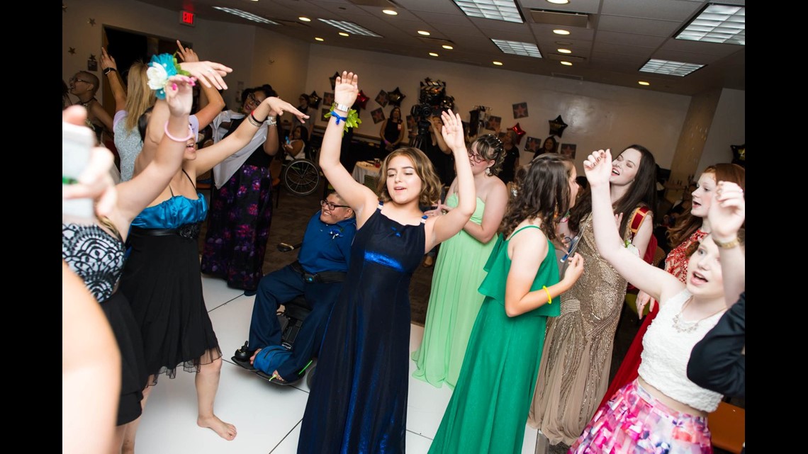 Texas Children's Hospital throws Hollywood-themed prom night for teen ...