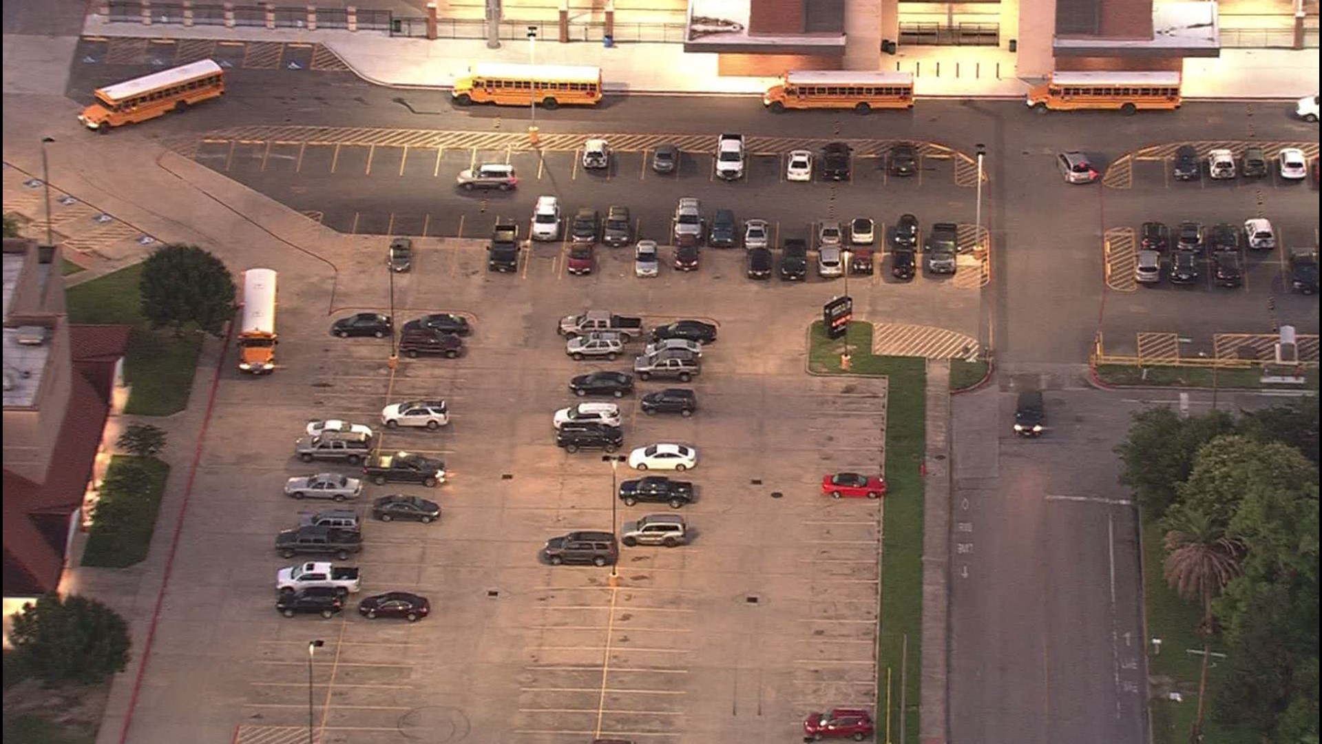 Santa Fe Strong: Community lines up outside high school to welcome ...
