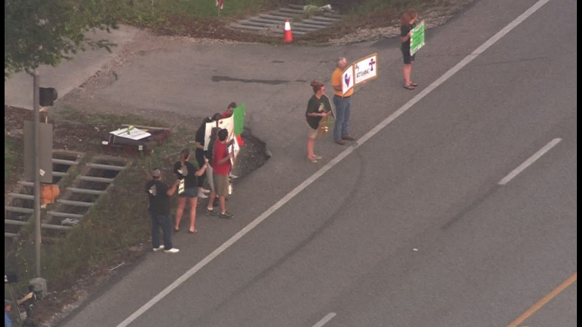 Santa Fe Strong: Community lines up outside high school to welcome ...