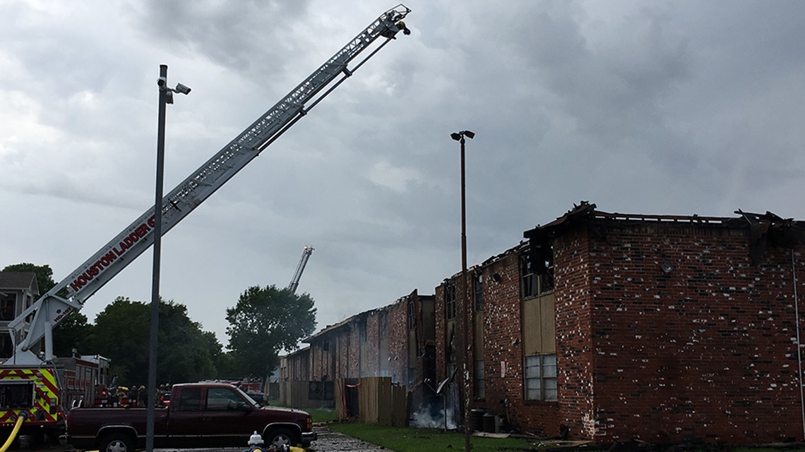 Dozens displaced after apartment fire in north Houston | khou.com