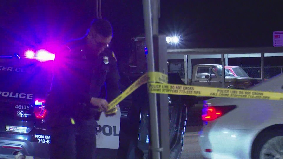 Security guard shot after breaking up fight outside bar | khou.com