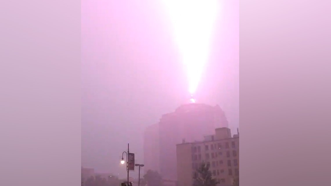 Huge lightning bolt strikes downtown Houston courthouse | khou.com