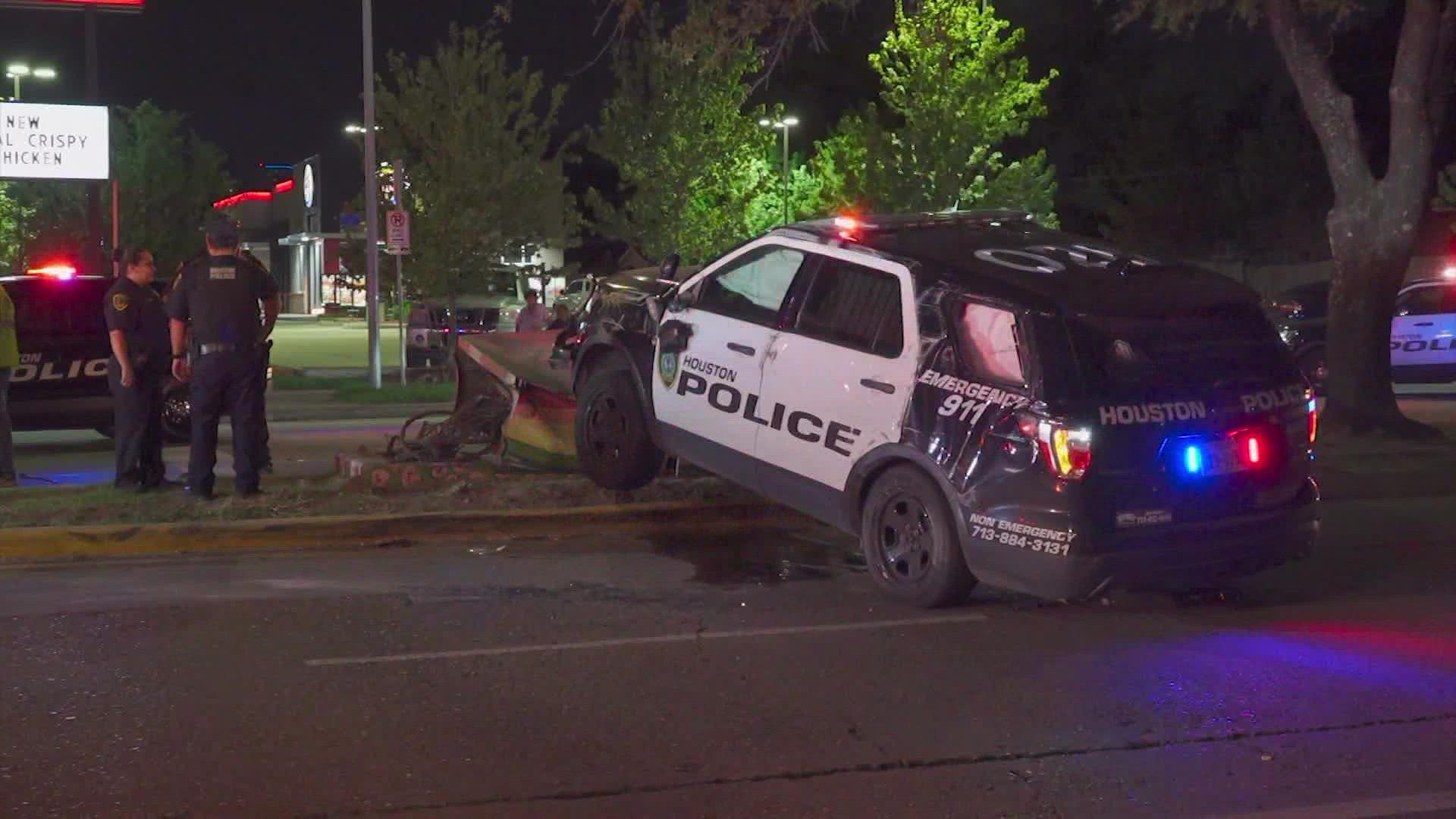 HPD officer involved in major crash with another vehicle in N. Houston ...