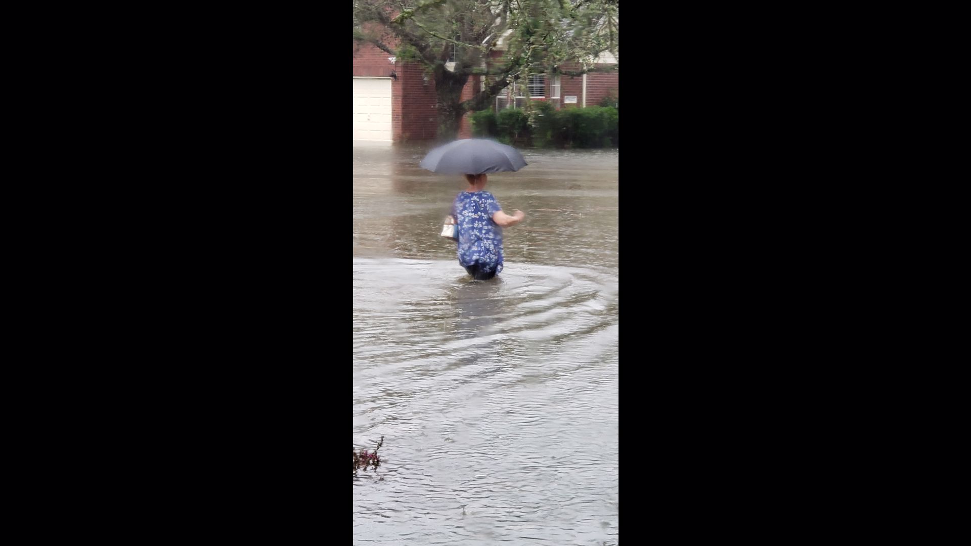 Flooding in Bacliff: High water takes over neighborhoods | khou.com