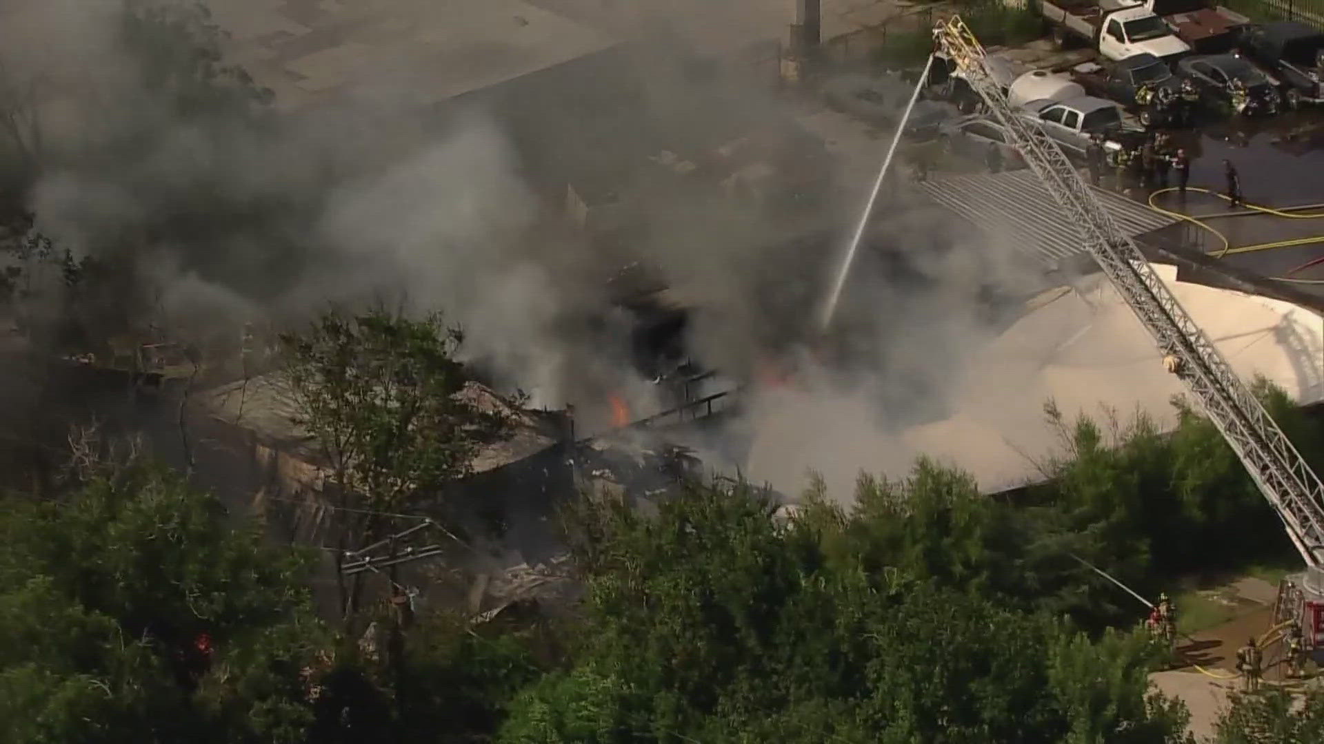 Crews battle building fire in Southeast Houston | khou.com