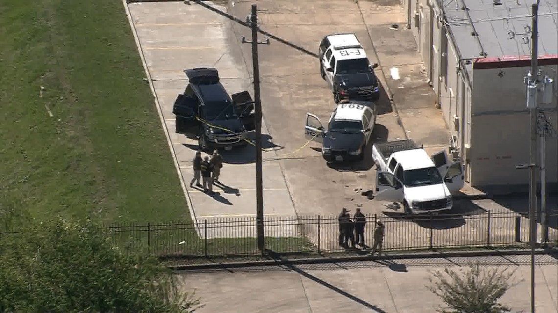 Houston SWAT officers thwart armored car robbery, suspect shot | khou.com