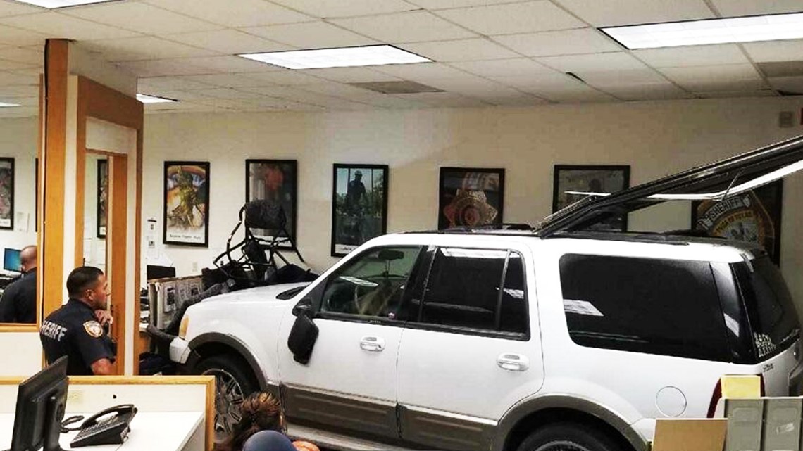 Driver plows SUV into Harris County Sheriff’s Office storefront | khou.com