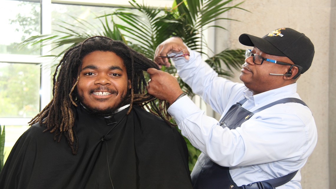 Photos: Army recruit Devonte Smith cuts dreads after five years | khou.com