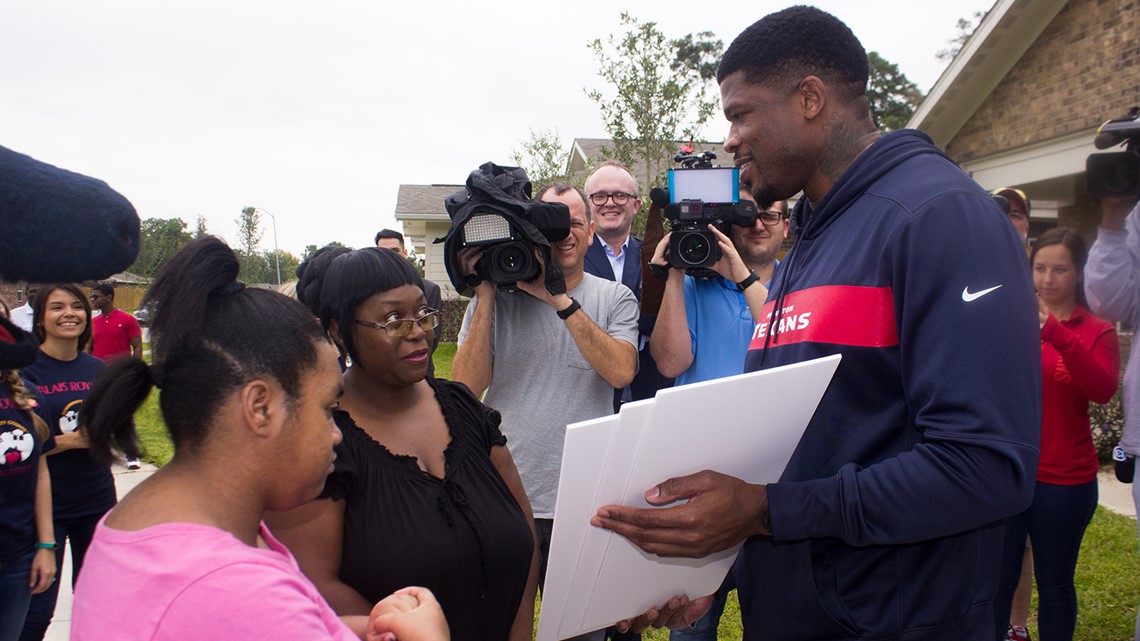 Andre Johnson welcomes family into new Habitat home | khou.com