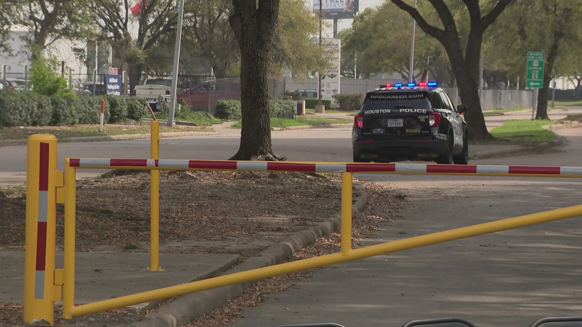 Permanent gates blocking side streets of 'Bissonnet Track' | khou.com