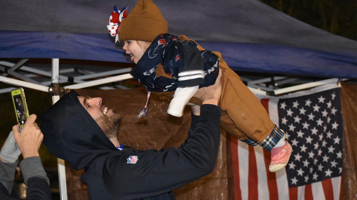 Photos | Fans brace the cold weather to cheer on Texans before game vs ...