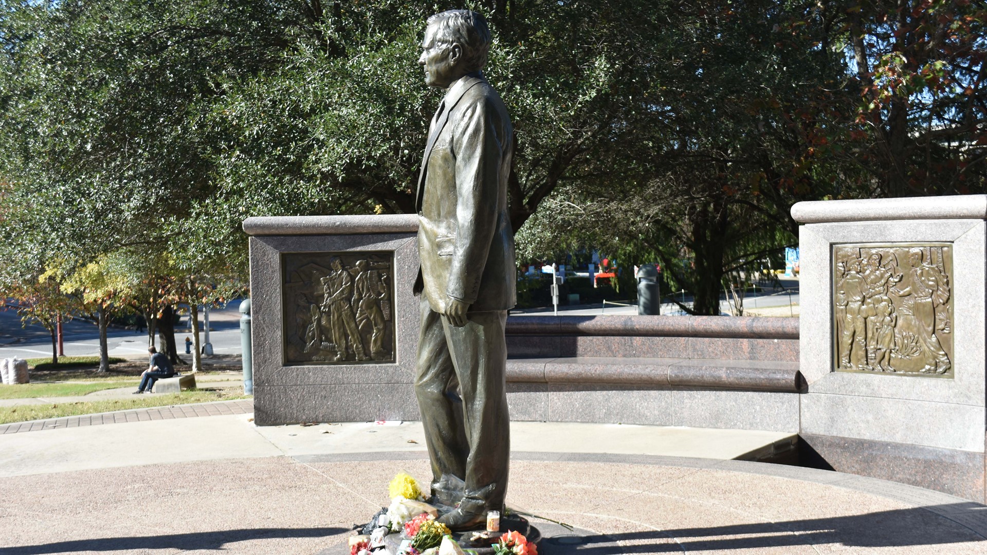 Photos: Memorial at President George H.W. Bush Monument in downtown ...