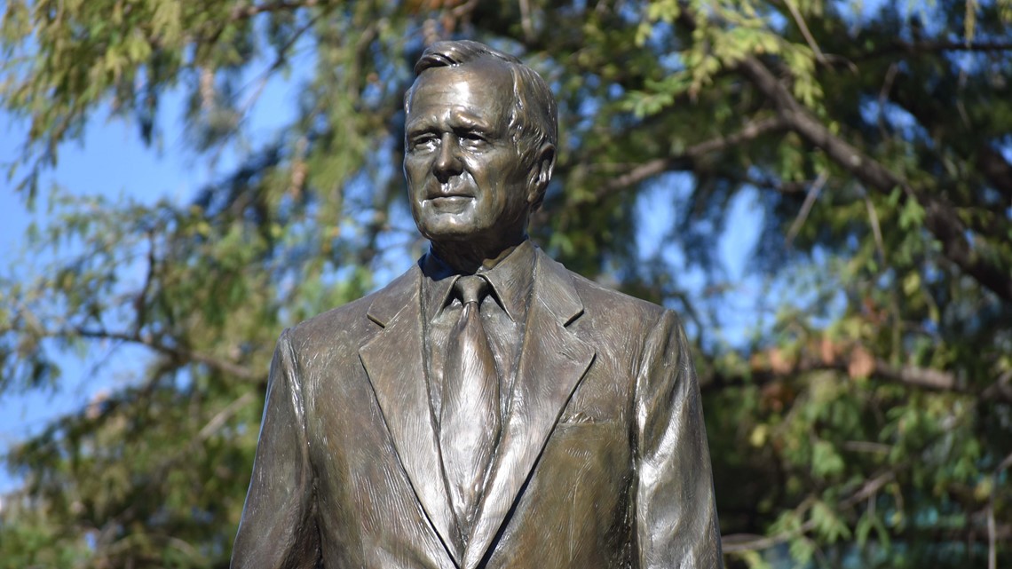 Photos: Memorial at President George H.W. Bush Monument in downtown ...