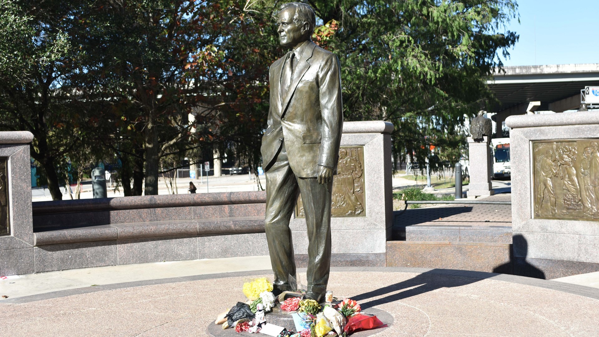Photos: Memorial at President George H.W. Bush Monument in downtown ...