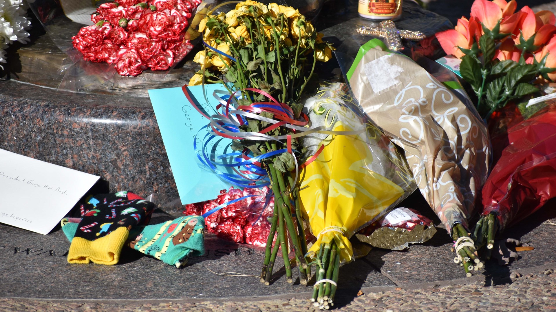 Photos: Memorial at President George H.W. Bush Monument in downtown ...