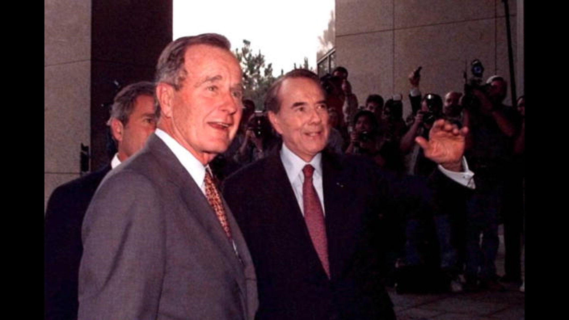 PHOTOS: Bob Dole pays respects to long-time friend Bush 41 | khou.com