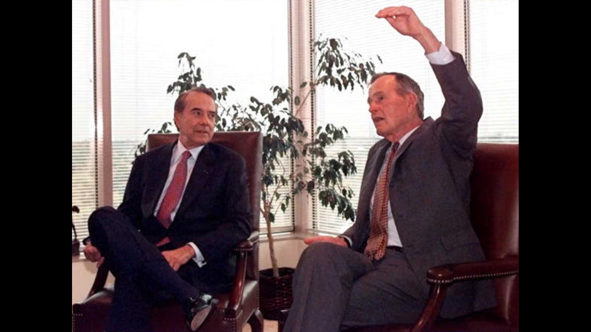 PHOTOS: Bob Dole pays respects to long-time friend Bush 41 | khou.com