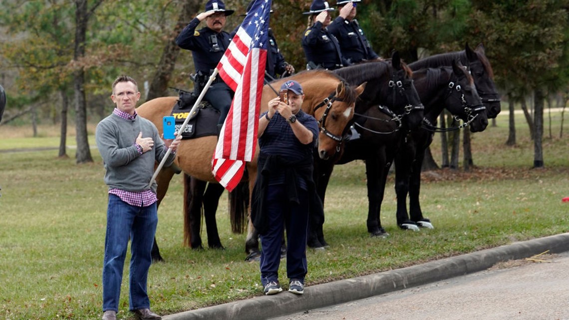 Crowd gathers in Memorial Park to see President Bush's motorcade | khou.com