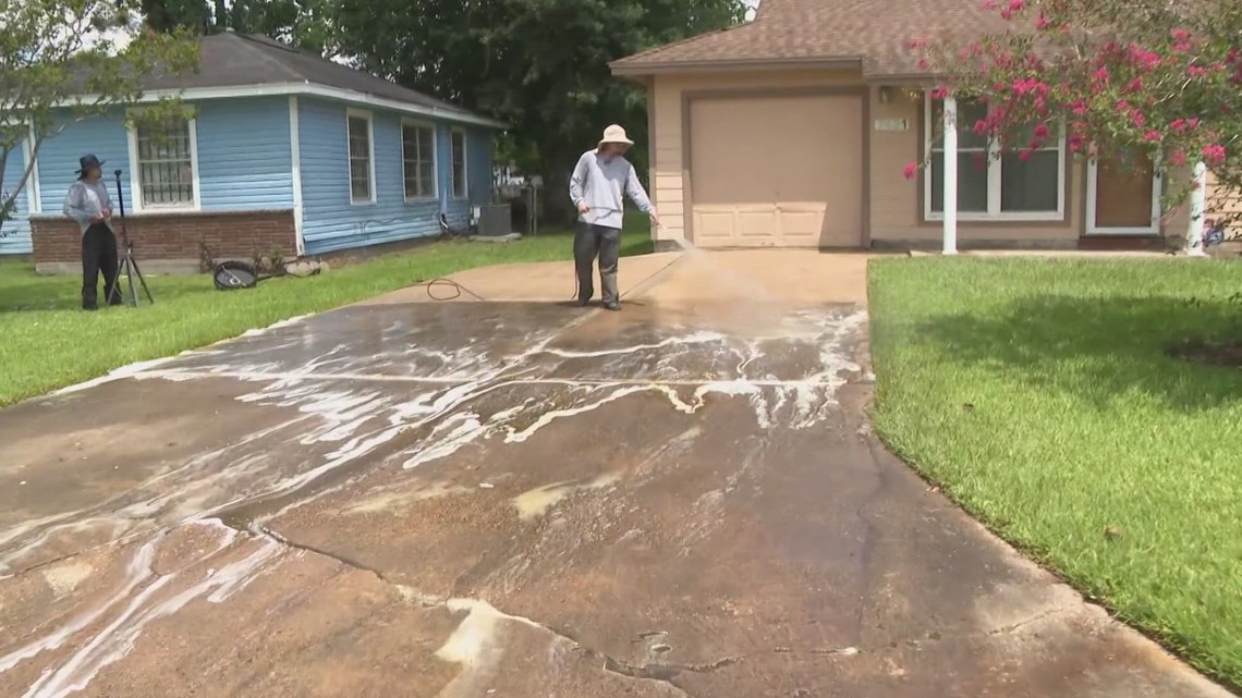 Houston brothers spend days off helping others in need | khou.com