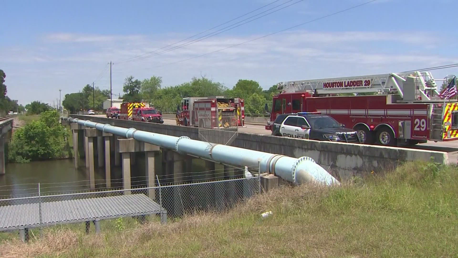 Man rescued, another missing after canoe tips over in Sims Bayou | khou.com