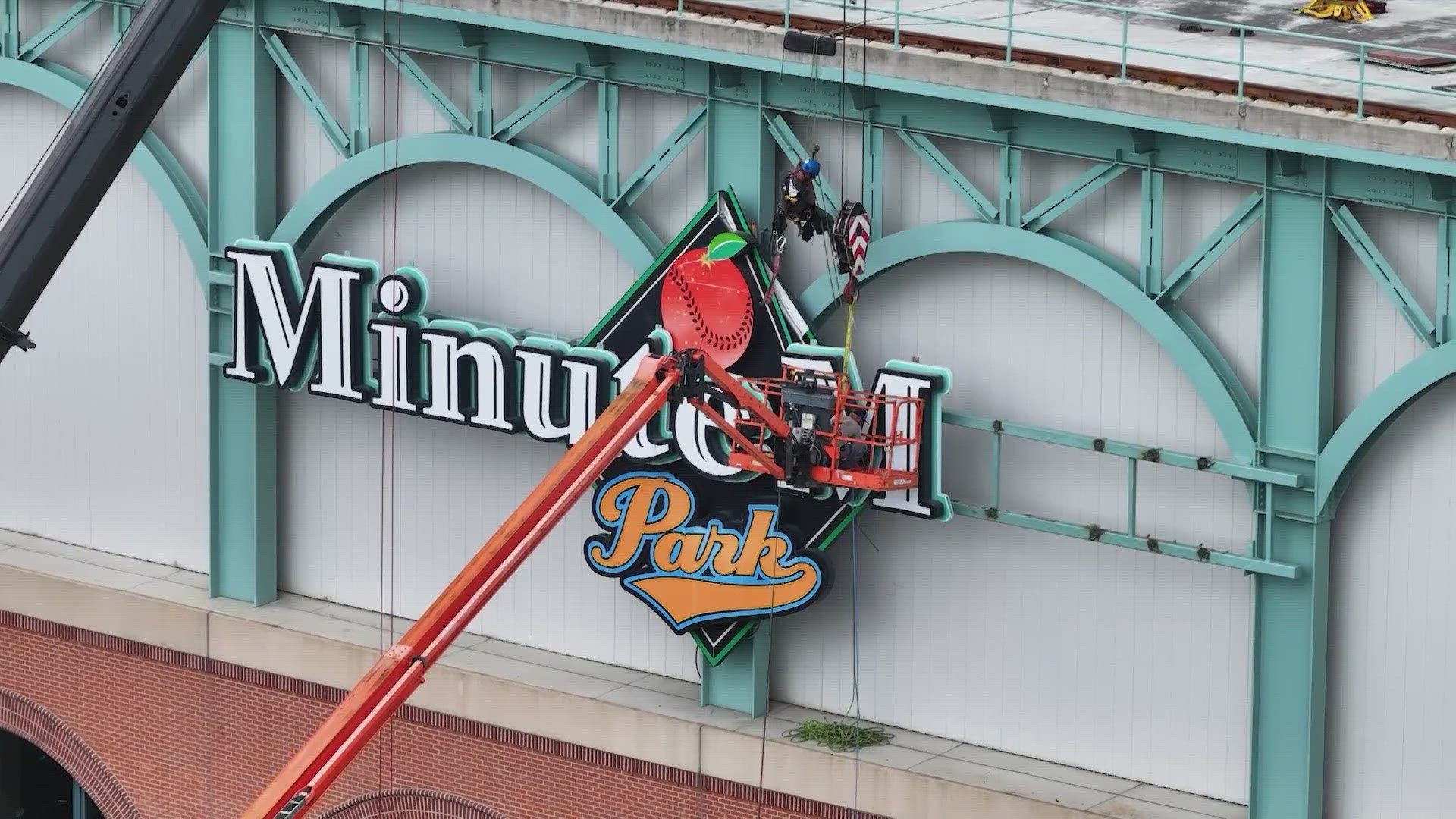 Minute Maid Park signs taken down at Daikin Park | khou.com