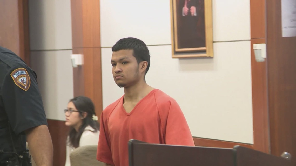 Teen accused of stabbing student at Sterling High tried to grab bailiff's gun, HCSO says | khou.com