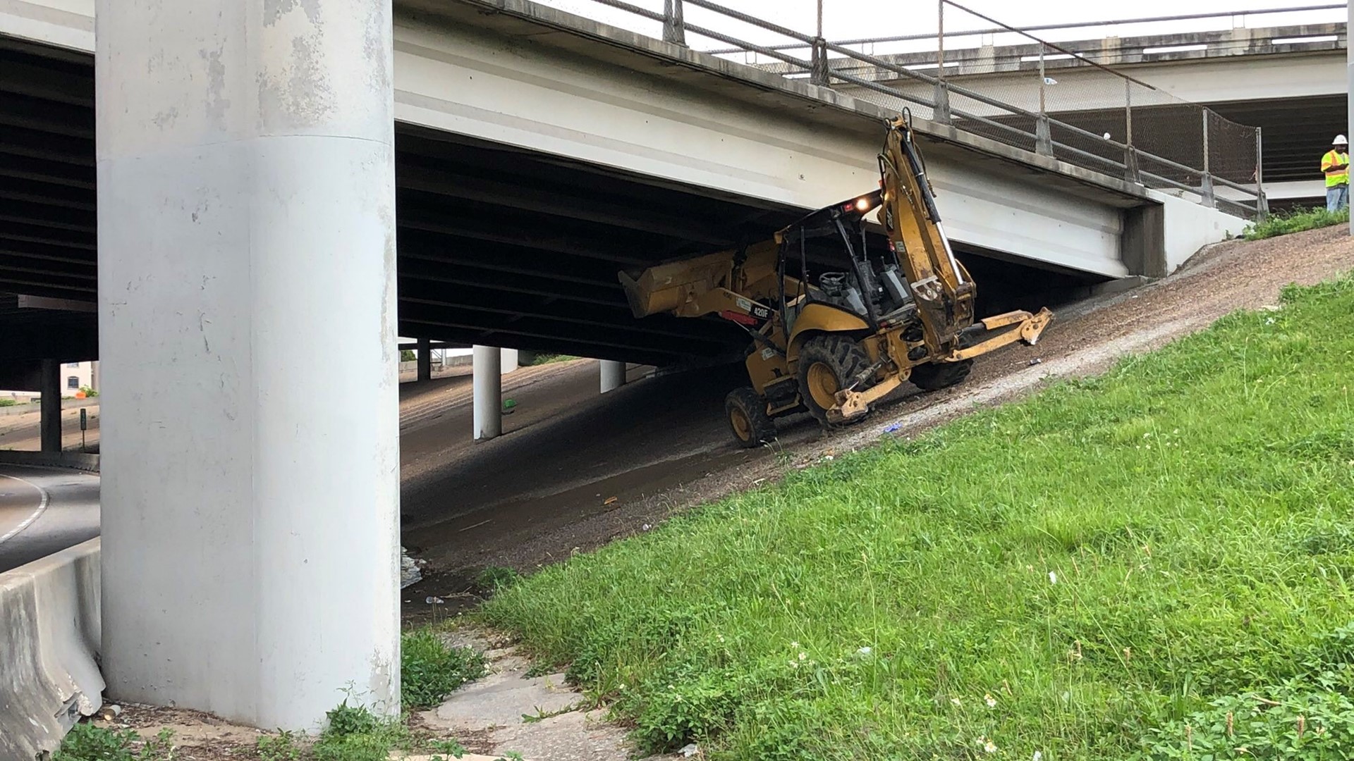 Backhoe stuck under bridge causes traffic backup on US 59 near 288 ...