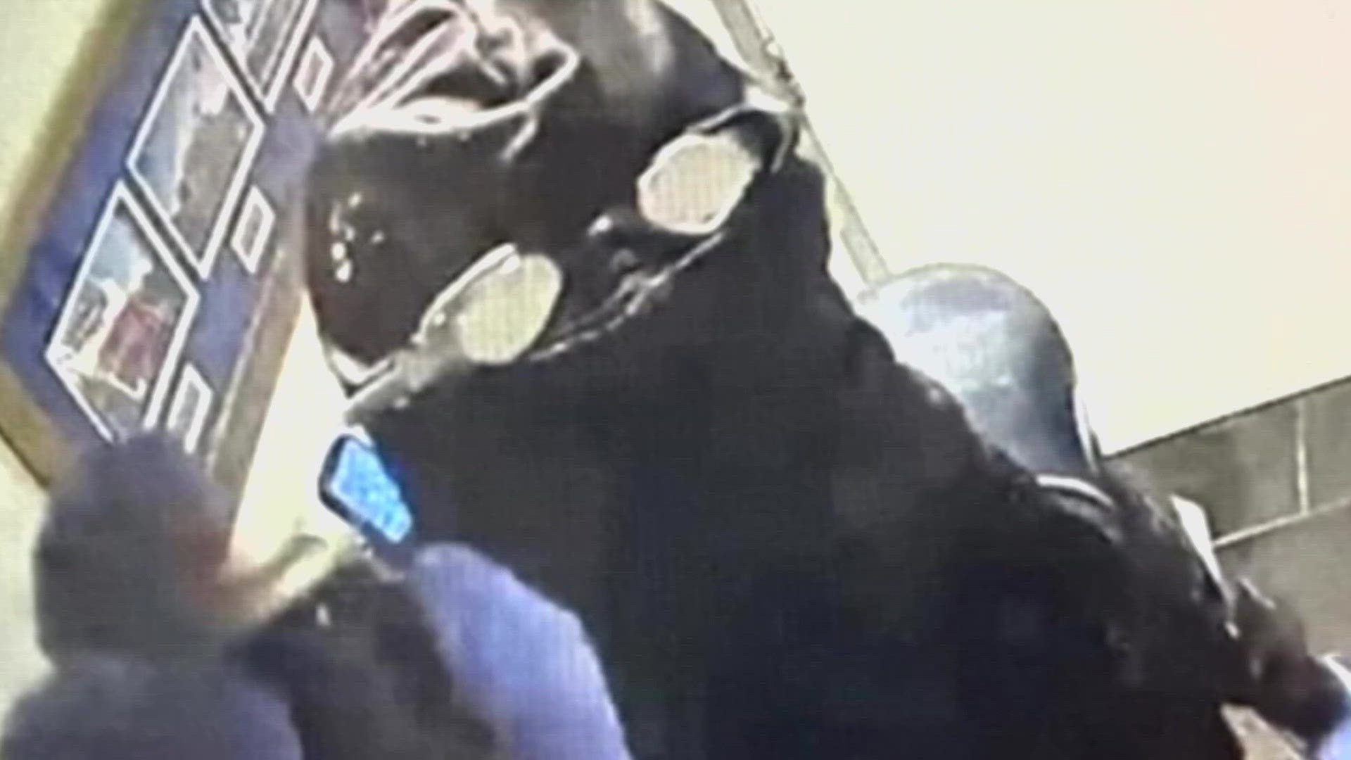 Scuba-clad thief robs Disney Springs restaurant, then swims away | khou.com