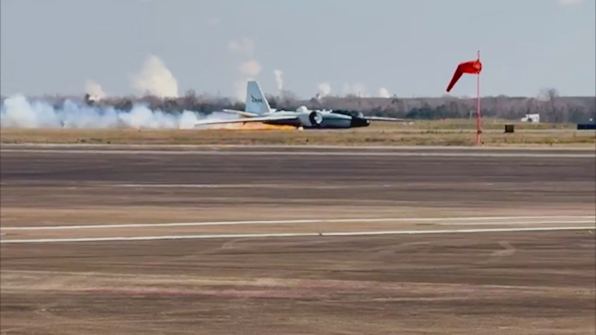 NASA aircraft makes belly landing at Houston's Ellington Airport | khou.com