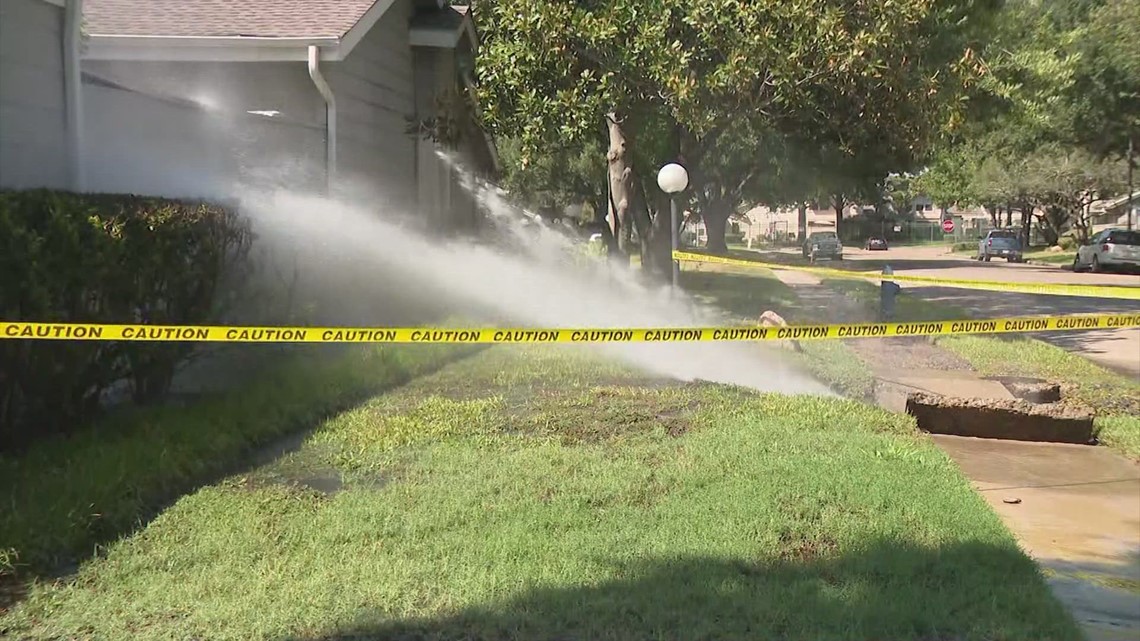 West Houston water leak: Broken pipe sends water spewing | khou.com