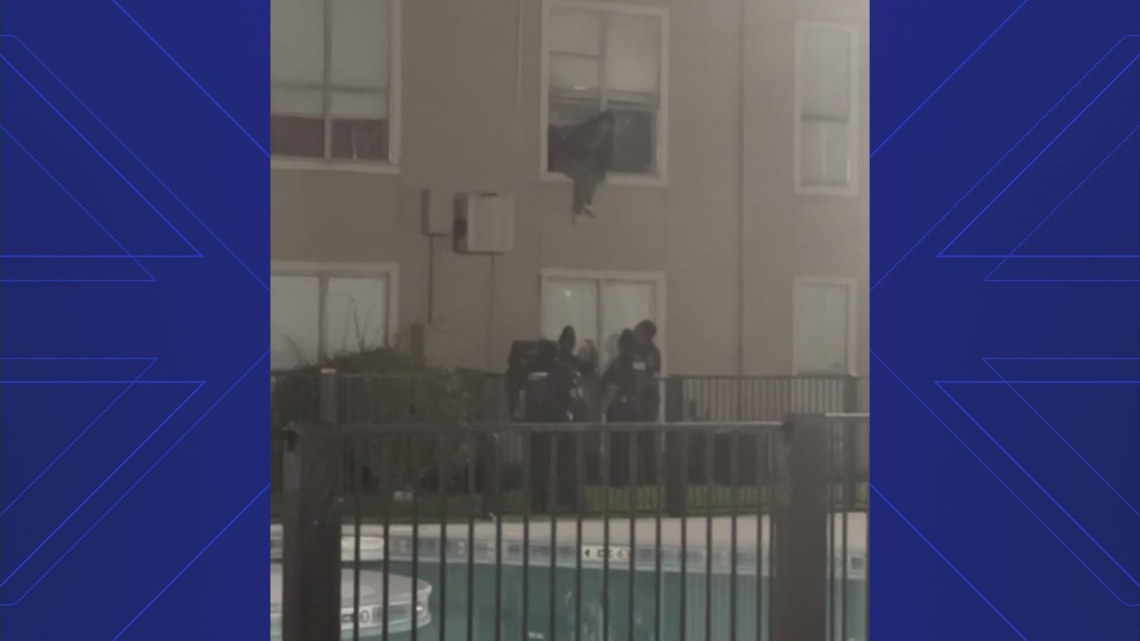Police use ladder to help women escape during SWAT standoff at ...