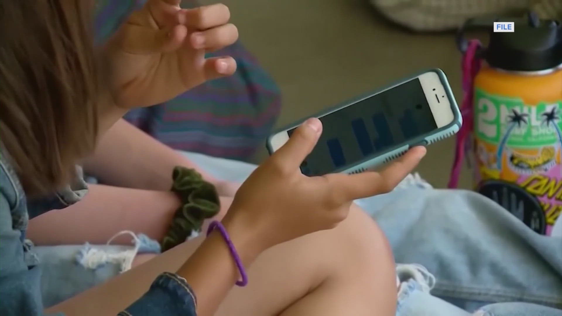 Texas cell phone ban: How Houston-area school districts are handling it ...
