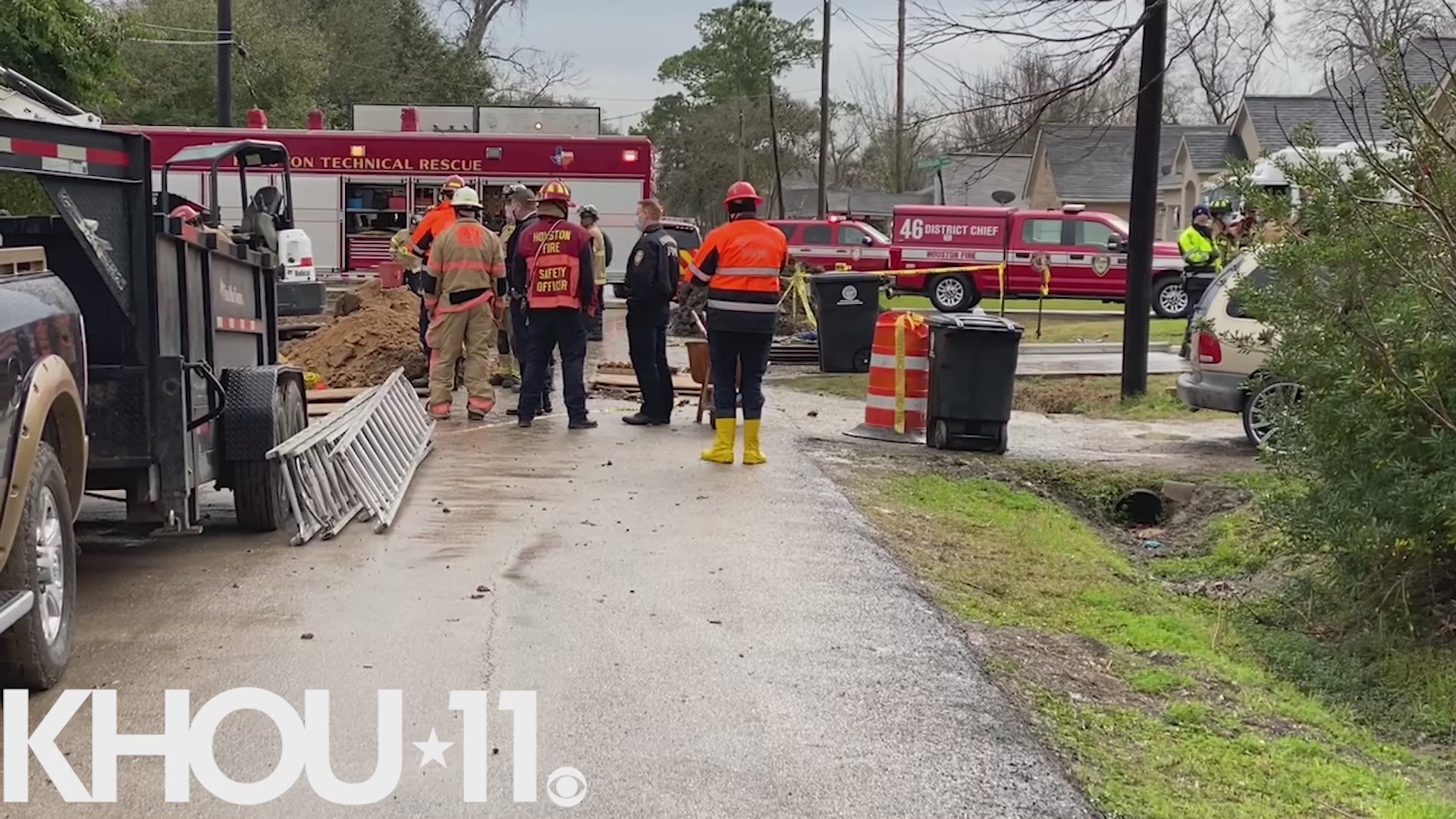 Raw video: Man falls into trench in SE Houston | khou.com