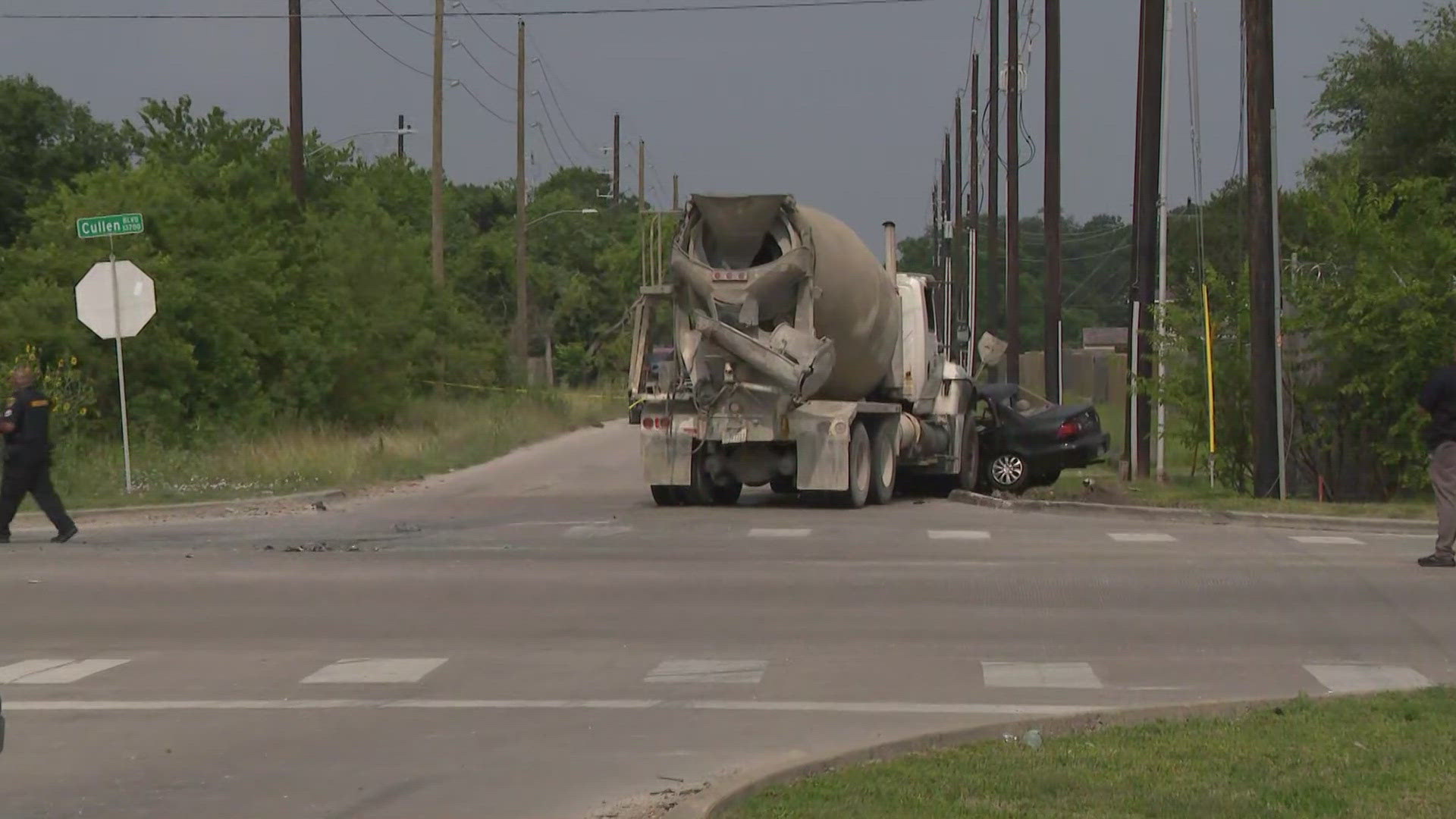 1 killed in crash with cement truck in Houston's South Side | khou.com