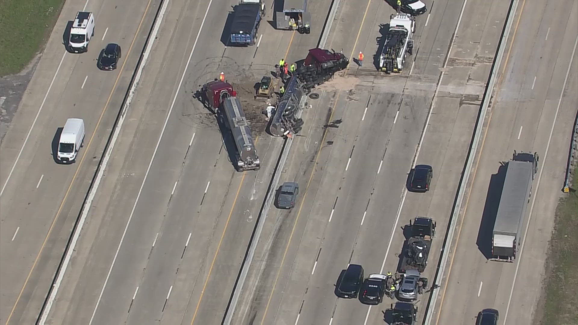 Fatal 10-vehicle crash shuts down I-10 near Anahuac | khou.com