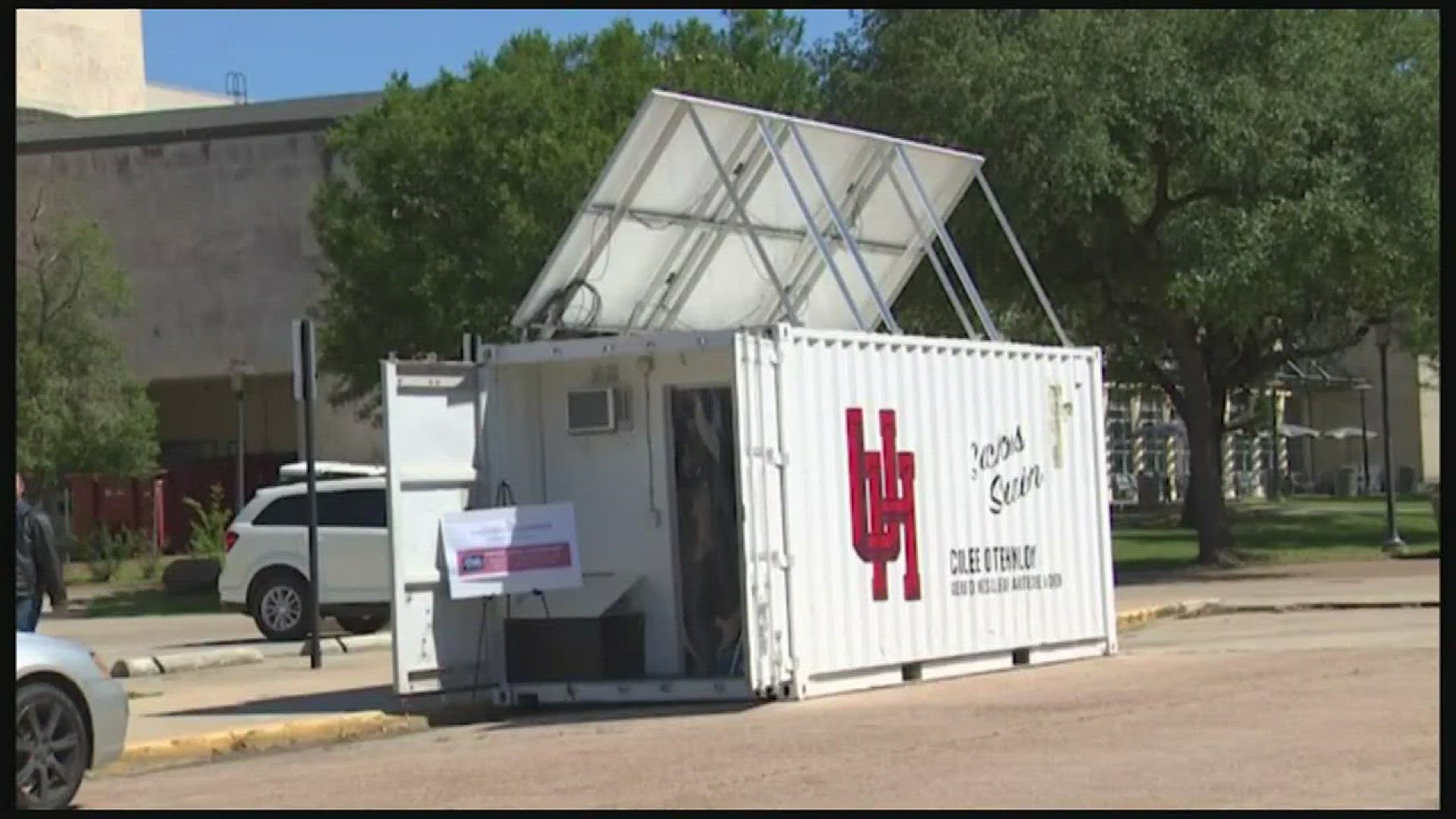 UH students build shipping container into computer lab | khou.com