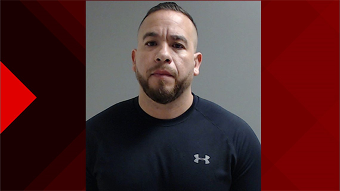 Ex-Border patrol agent sentenced for helping drug traffickers | khou.com