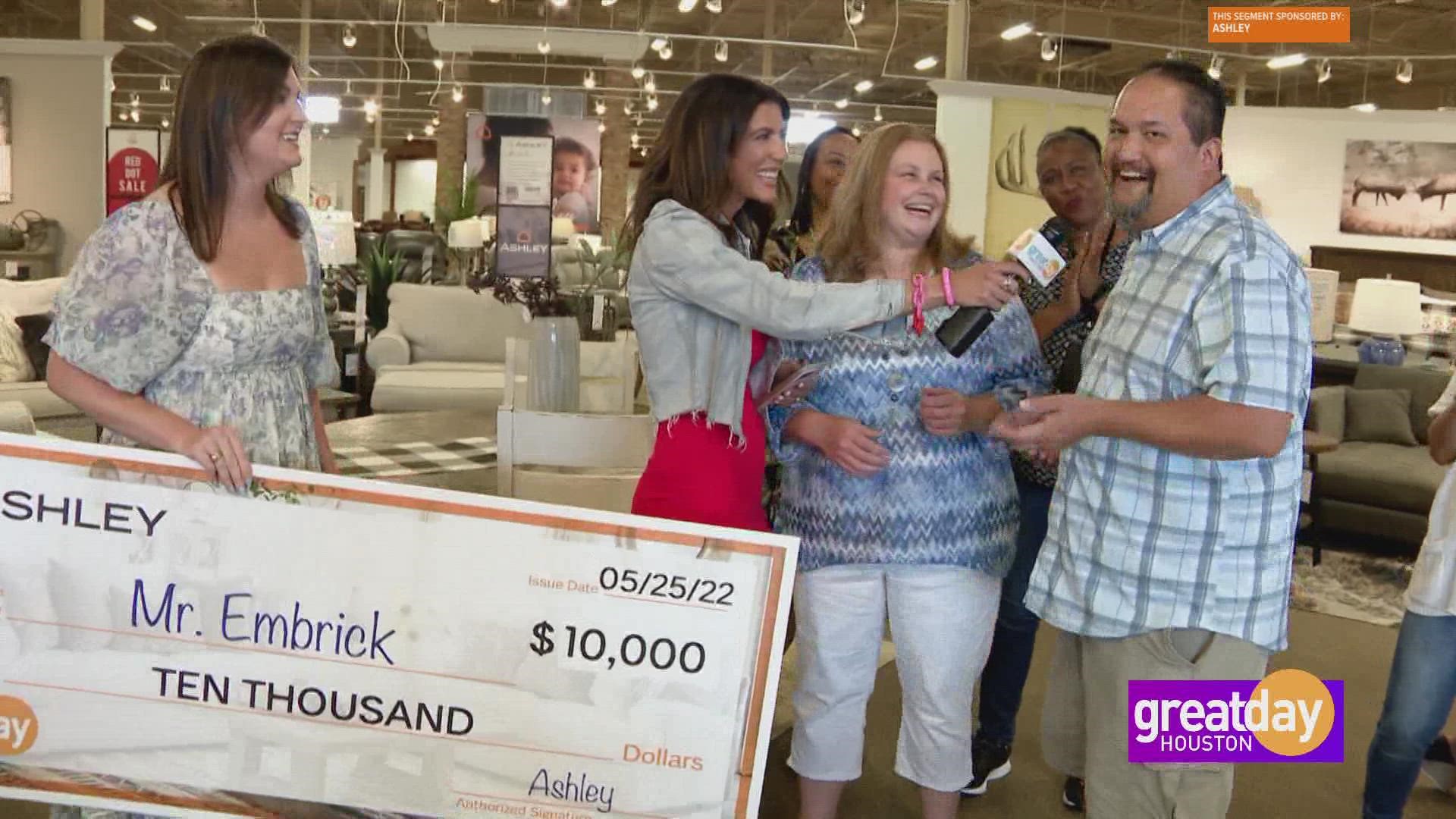 Ashley Red Apple Award hands out $10,000 to deserving teacher | khou.com