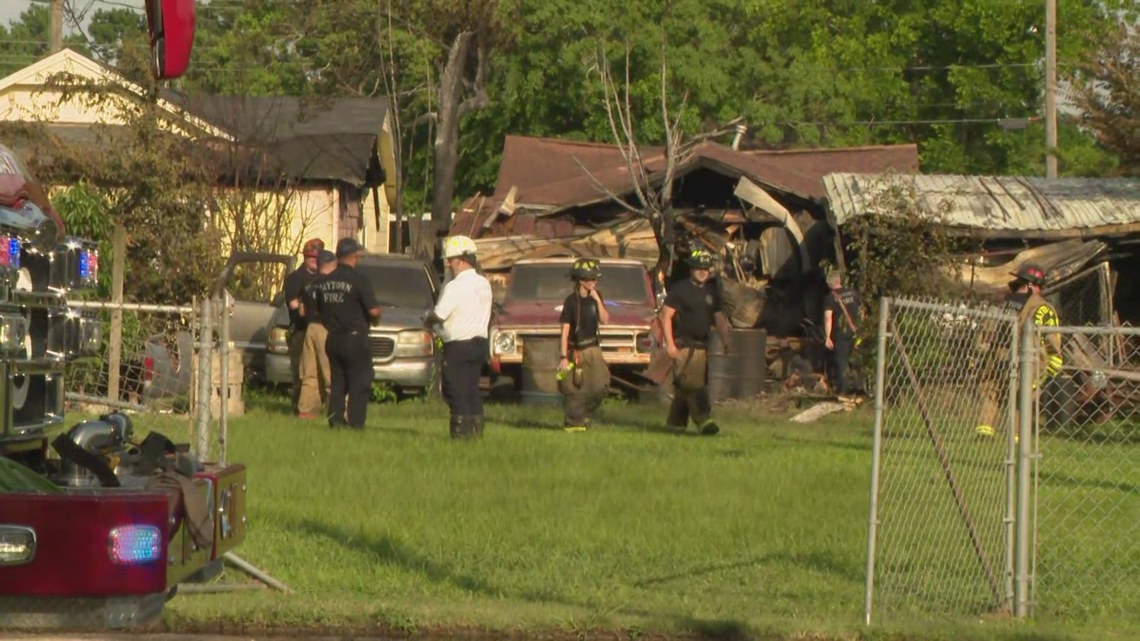 Crews work to battle fire at Baytown home | khou.com