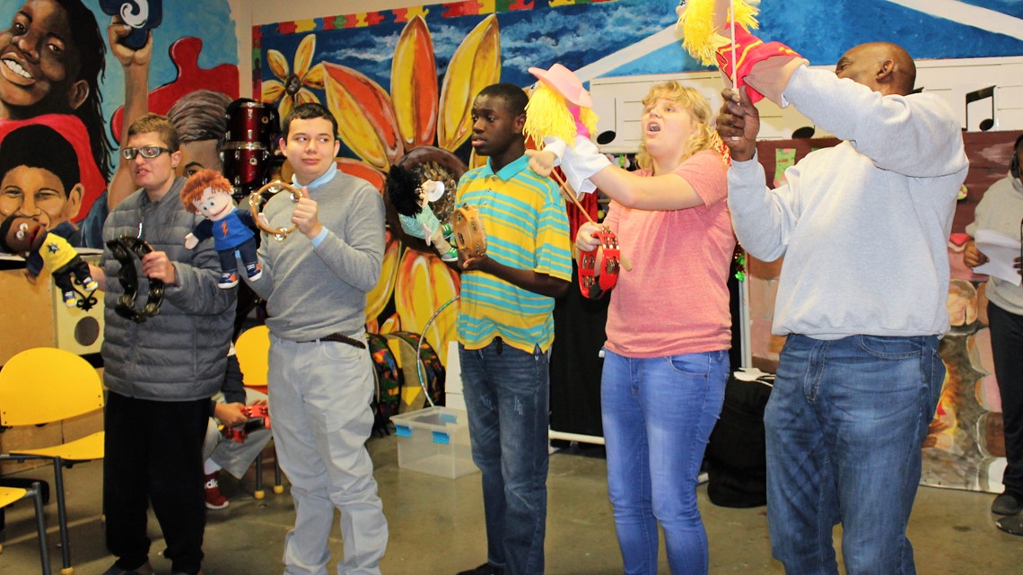 Avondale House serves students through pandemic | khou.com