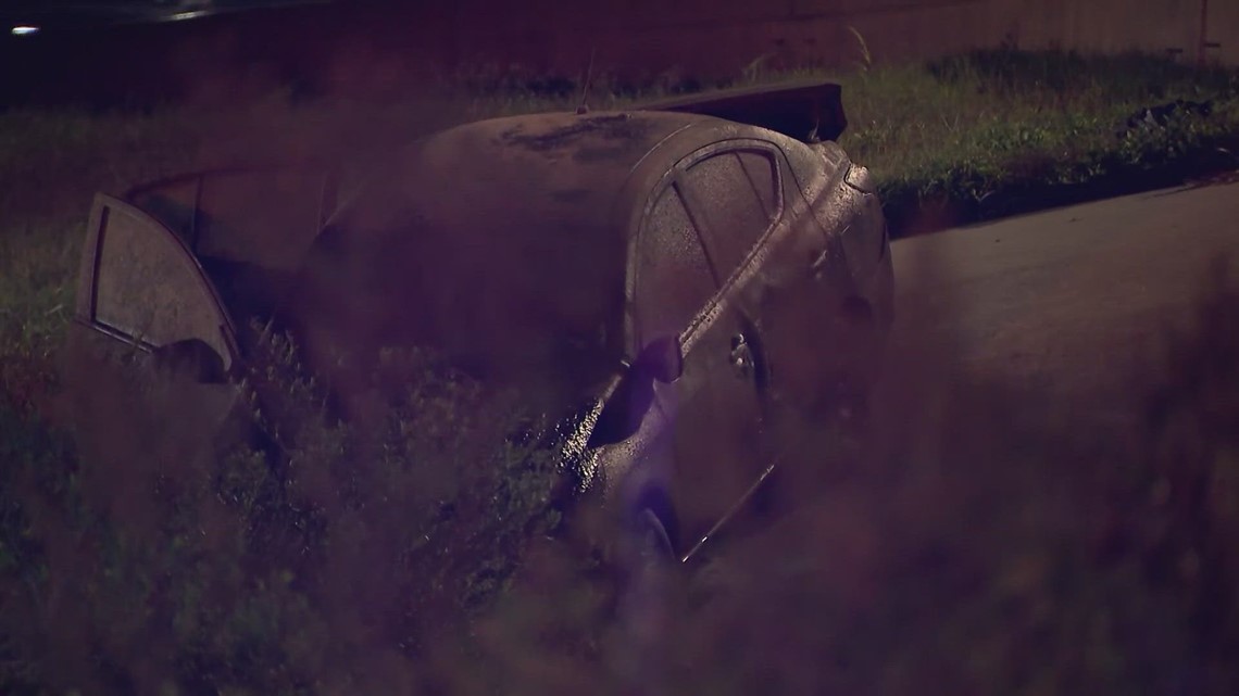 Badly decomposed body found in submerged vehicle along East Freeway, sheriff says | khou.com