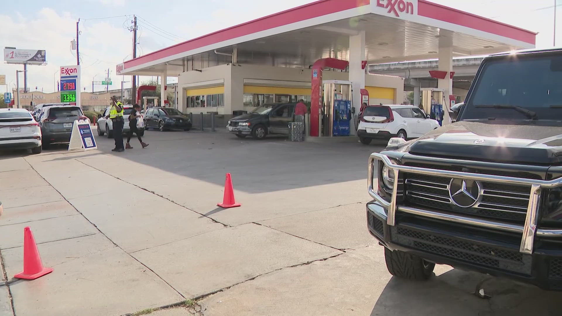 Houston attorney fills up gas tanks for free | khou.com