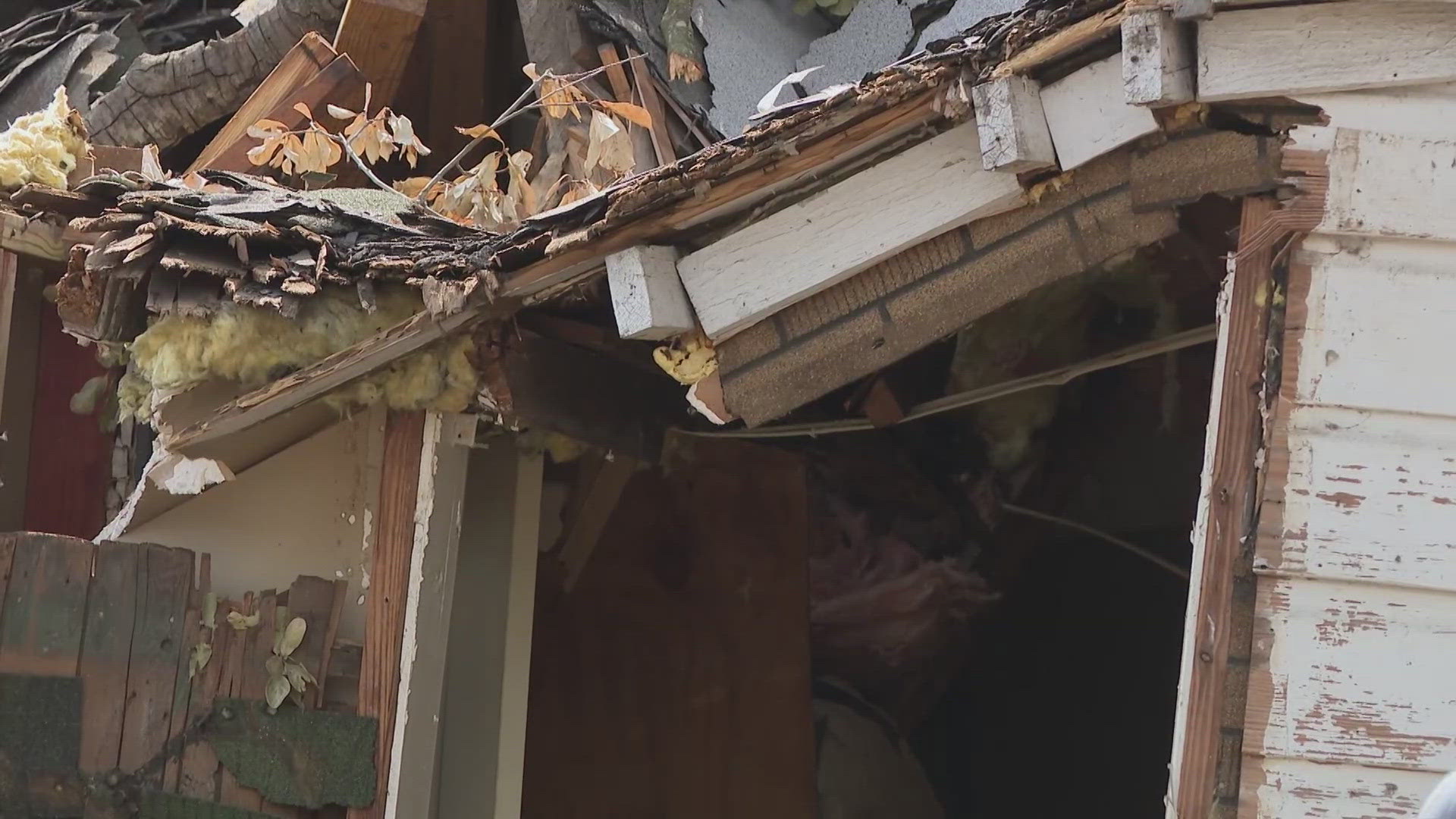 Veteran gets help after tree crushes home in Acres Homes | khou.com