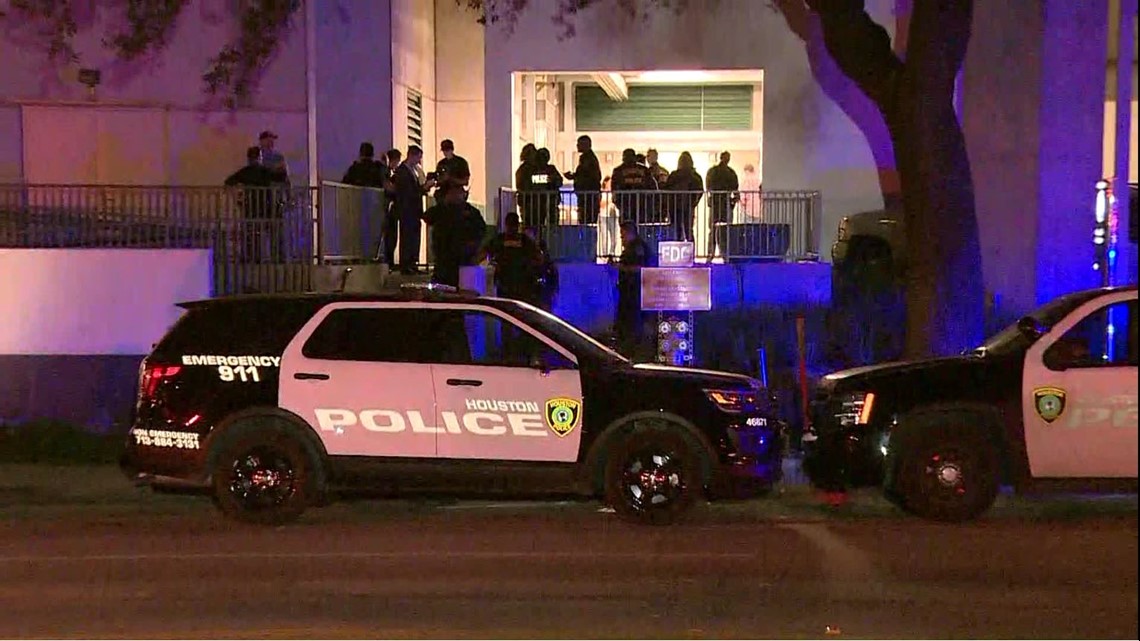 Five Houston Police Department officers shot; two in critical condition ...