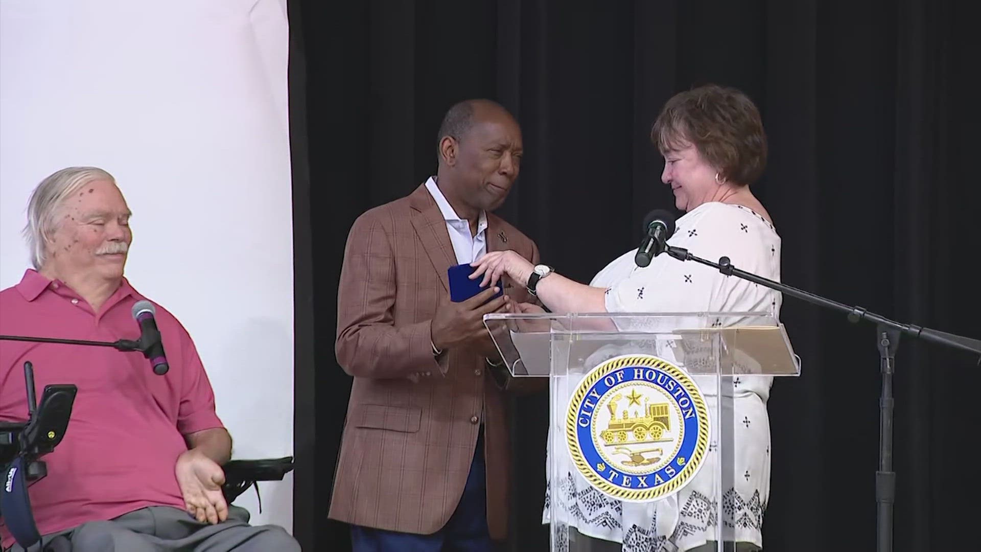 Houston mayor given George Bush Medal | Houston news | khou.com