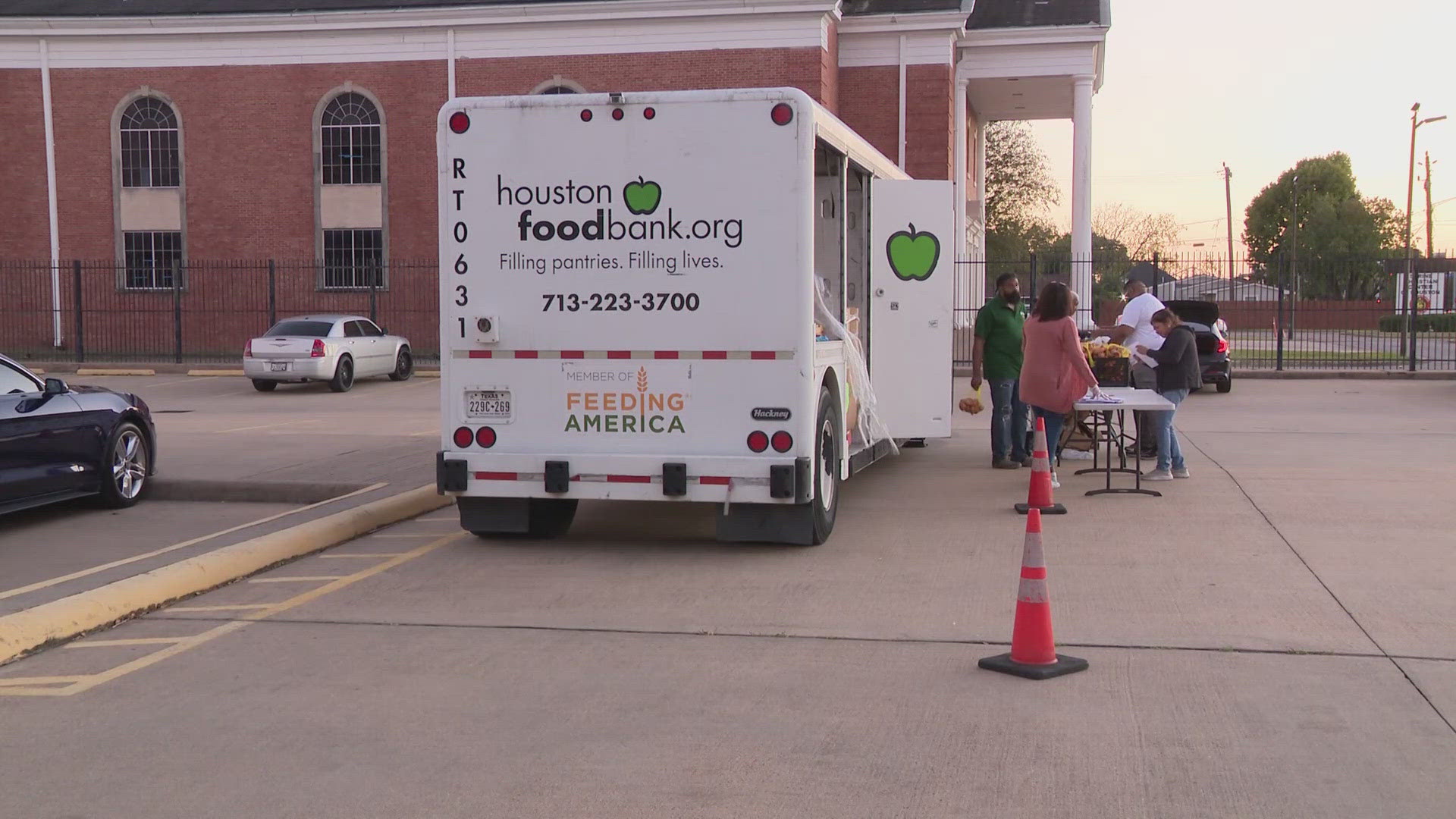 Houston mobile pantry steps up as federal workers struggle after ...