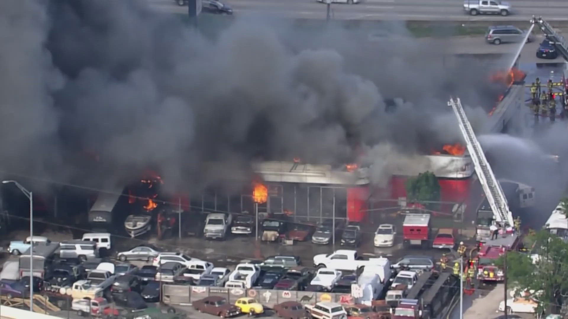 Houston fire disrupts traffic, injures firefighter | khou.com